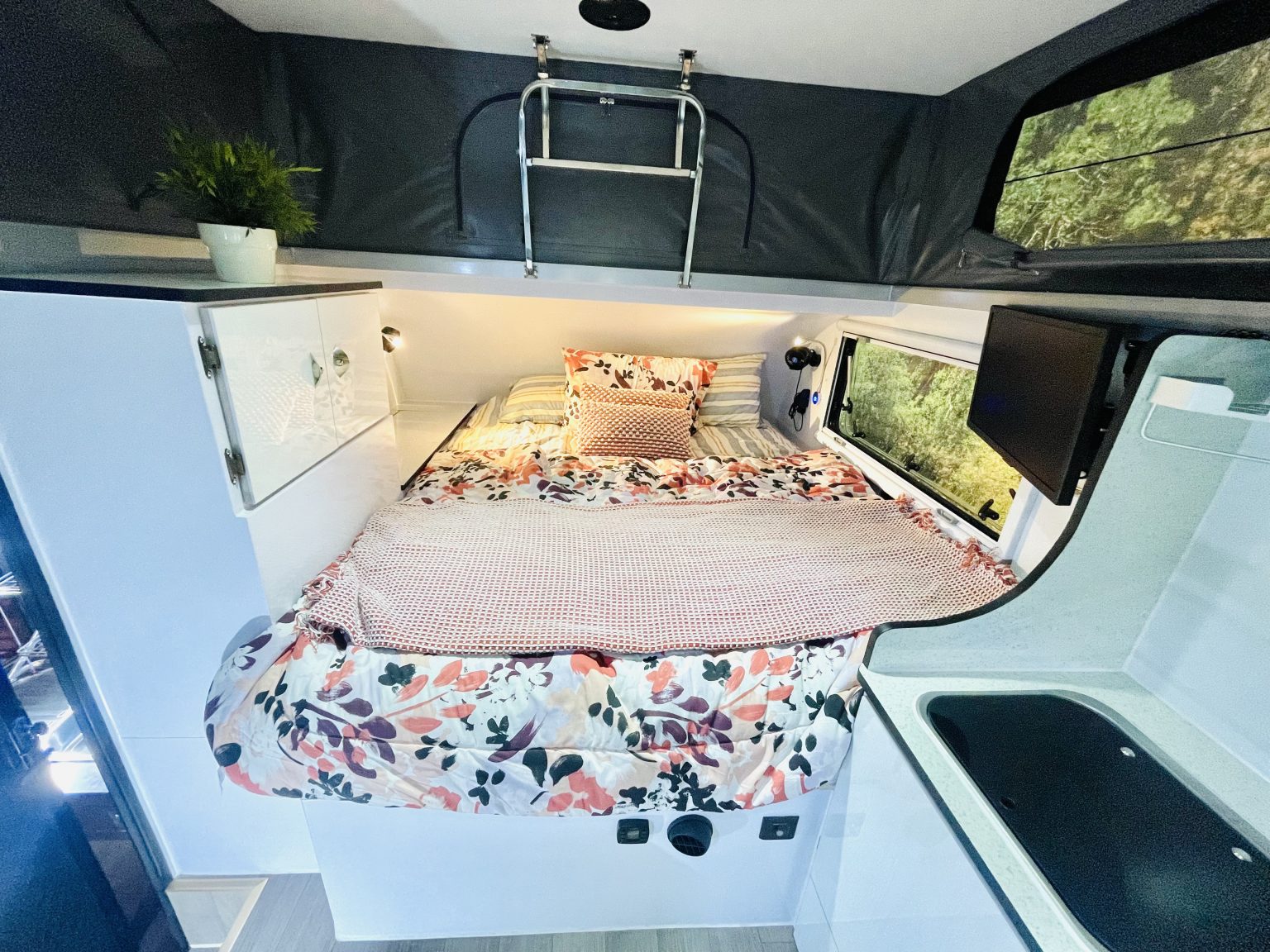 CARAVANS T-REX T16 LUX - Long Haul Campers