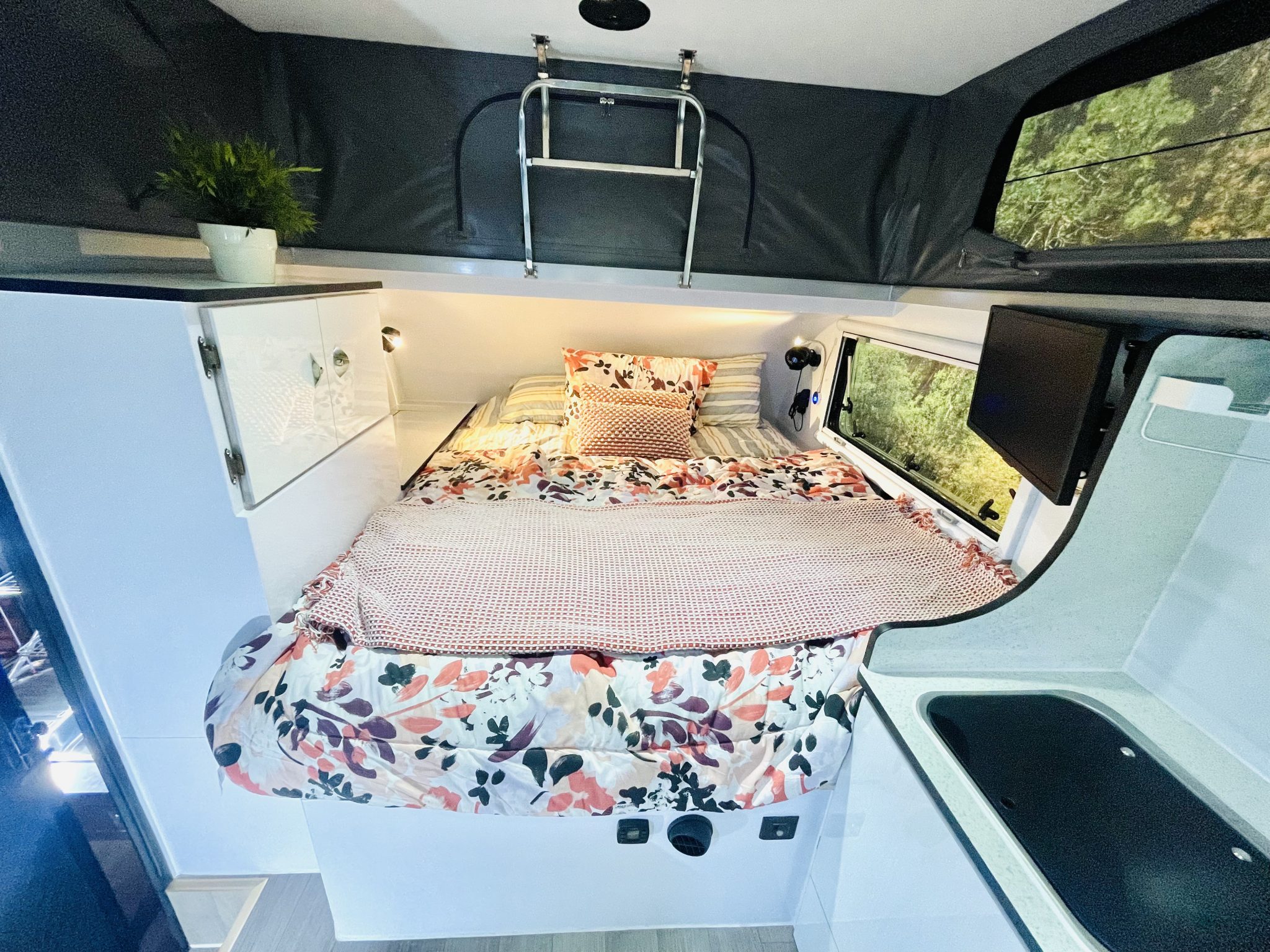 CARAVANS T-REX T16 LUX - Long Haul Campers