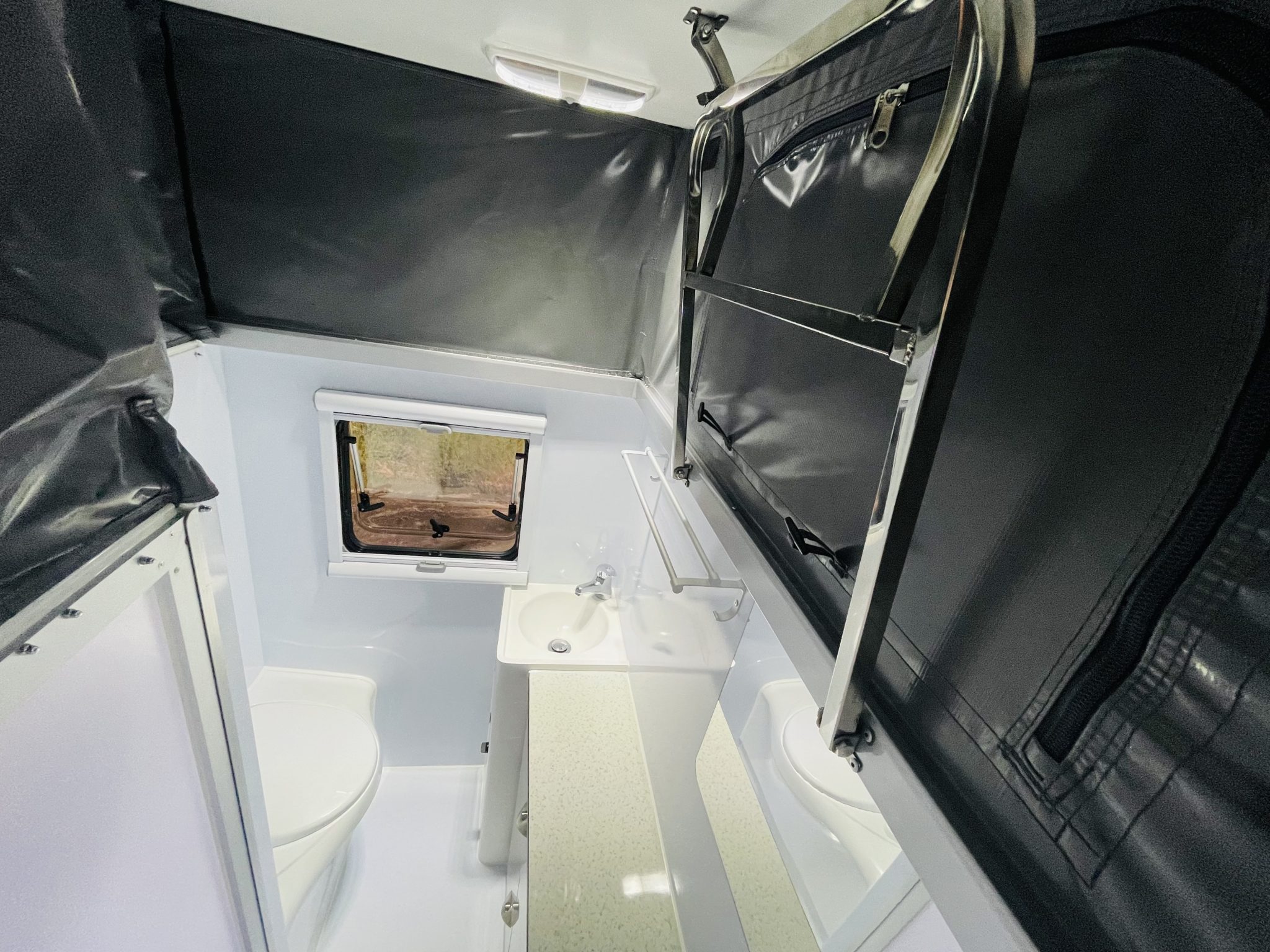 CARAVAN T-REX T16 LUX ENSUITE - Long Haul Campers
