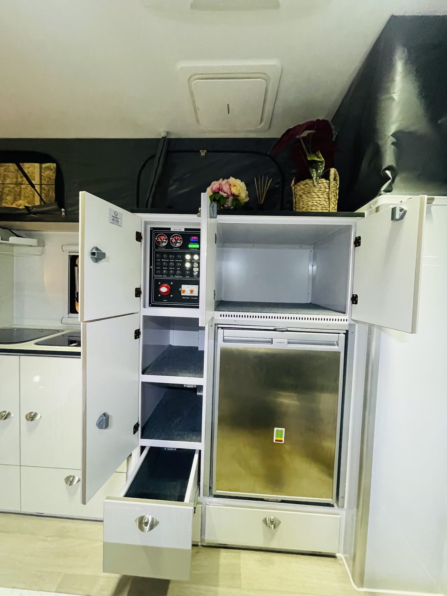 CARAVAN T-REX T16 LUX ENSUITE - Long Haul Campers