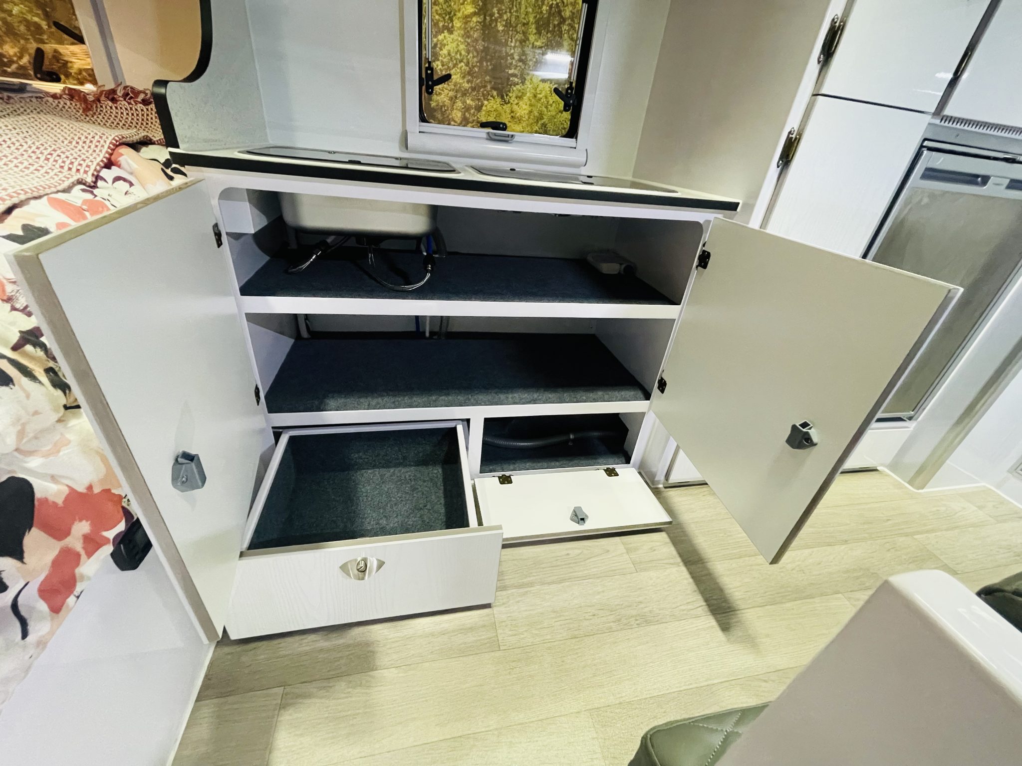 CARAVAN T-REX T16 LUX ENSUITE - Long Haul Campers